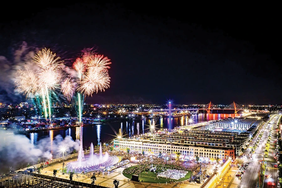 A spectacular fireworks night at VinWonders Vu Yen lights up the sky of ...
